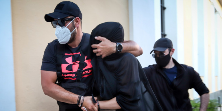 ΕΠΙΘΕΣΗ ΜΕ ΒΙΤΡΙΟΛΙ: Η βασική ύποπτος παρακολουθούσε εμμονικά το ...