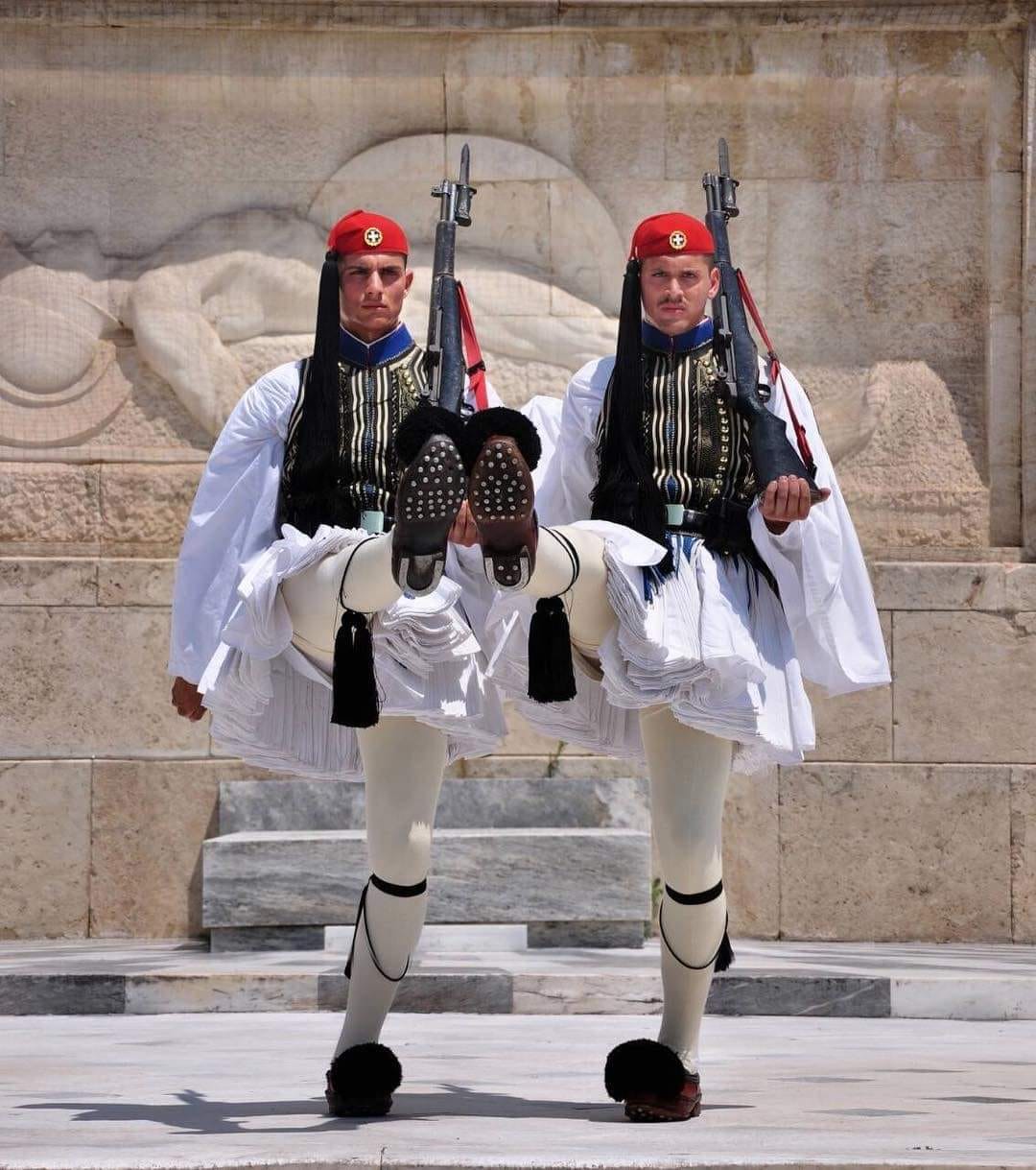 Γιώργος Γκιώνης - 28η Οκτωβρίου : Xρόνια Πολλά σε όλους τους Ελληνες ...