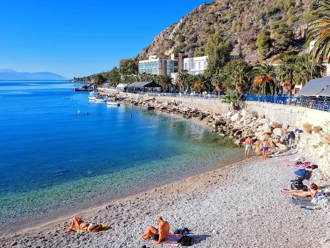 Από Πρωτοχρονιά... καλοκαίρι: Λουτρακιώτες στις παραλίες για μπάνιο ...