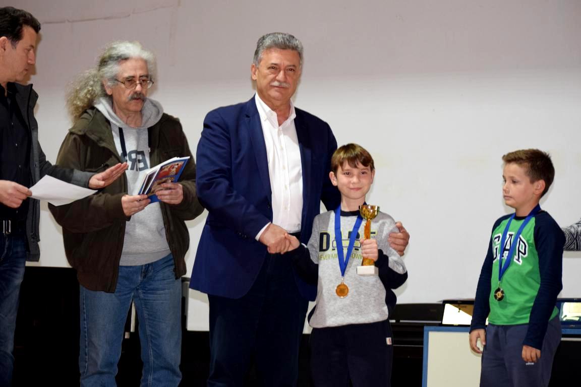 Βράβευσε τα παιδιά που διακρίθηκαν στο Περιφερειακό Πρωτάθλημα Σκάκι, ο ...
