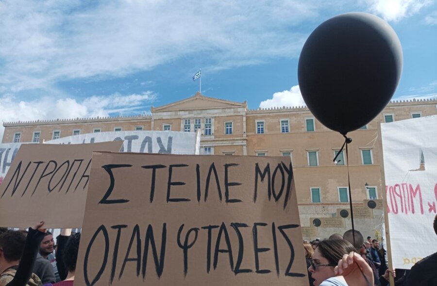 Τέμπη: Συγκλονιστική στιγμή στο Σύνταγμα – Μαύρα μπαλόνια στον ουρανό ...