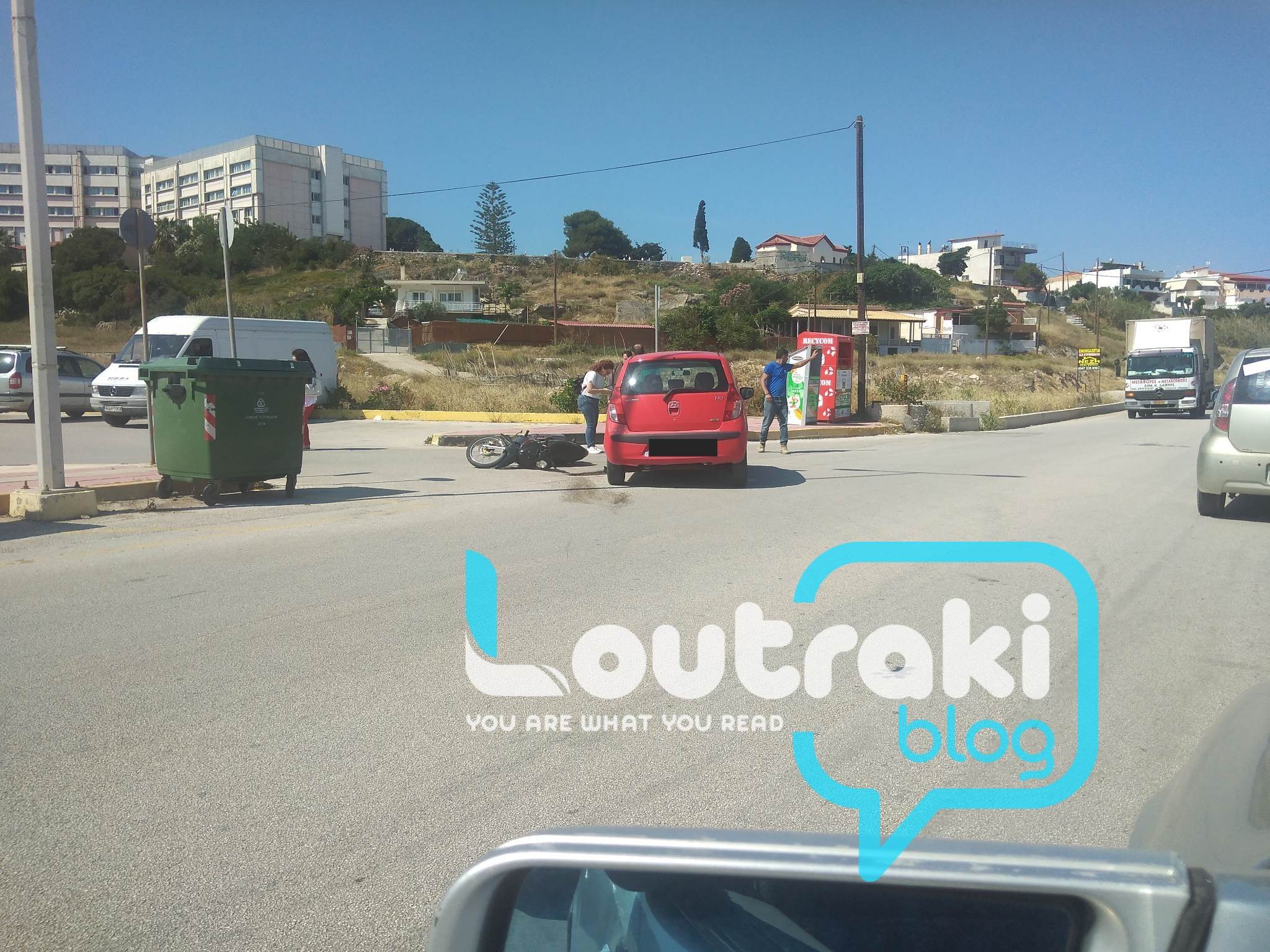 TΩΡΑ: Σύγκρουση αυτοκινήτου με μοτοσυκλέτα στην Ποσειδωνία Κορίνθου ...