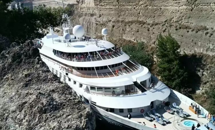 Star Pride: Το πλοίο που δεν χωράει να περάσει από τον Ισθμό της ...