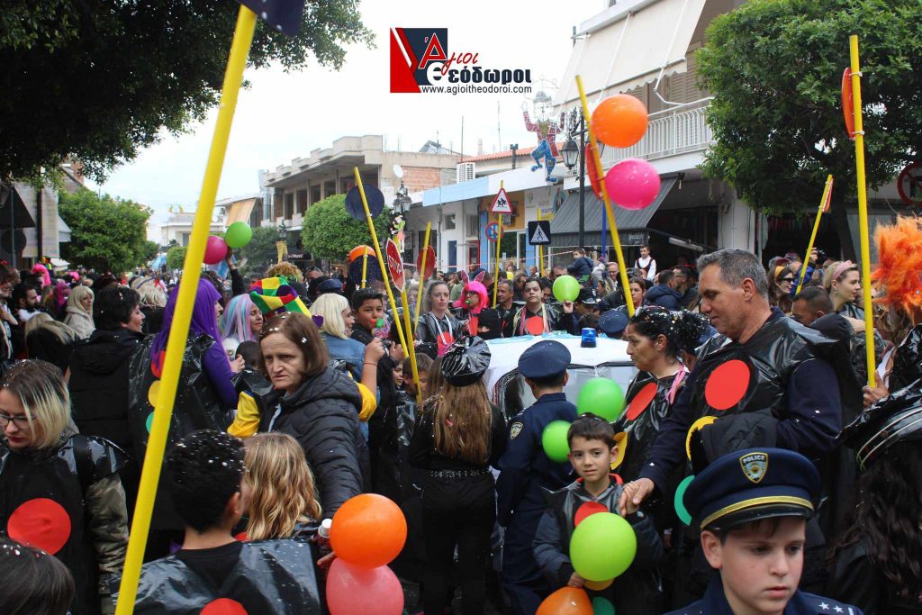 ΛΟΥΤΡΑΚΙ: Λαοθάλασσα στο φετινό Καρναβάλι στους Αγίους Θεοδώρους (ΦΩΤΟ ...