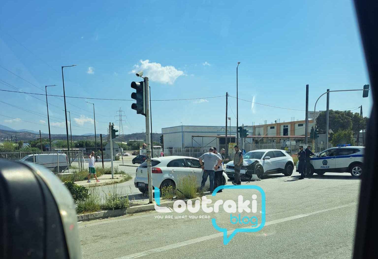ΤΩΡΑ: Τροχαίο ατύχημα στα φανάρια του Αλεξάνδρειου Συνεδριακού Κέντρου ...