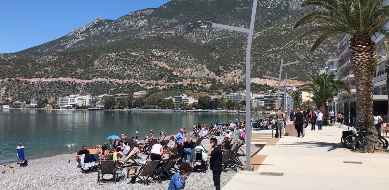 ΛΟΥΤΡΑΚΙ: Ασφυκτικά γεμάτη η παραλία την Δευτέρα του Πάσχα (ΒΙΝΤΕΟ ...