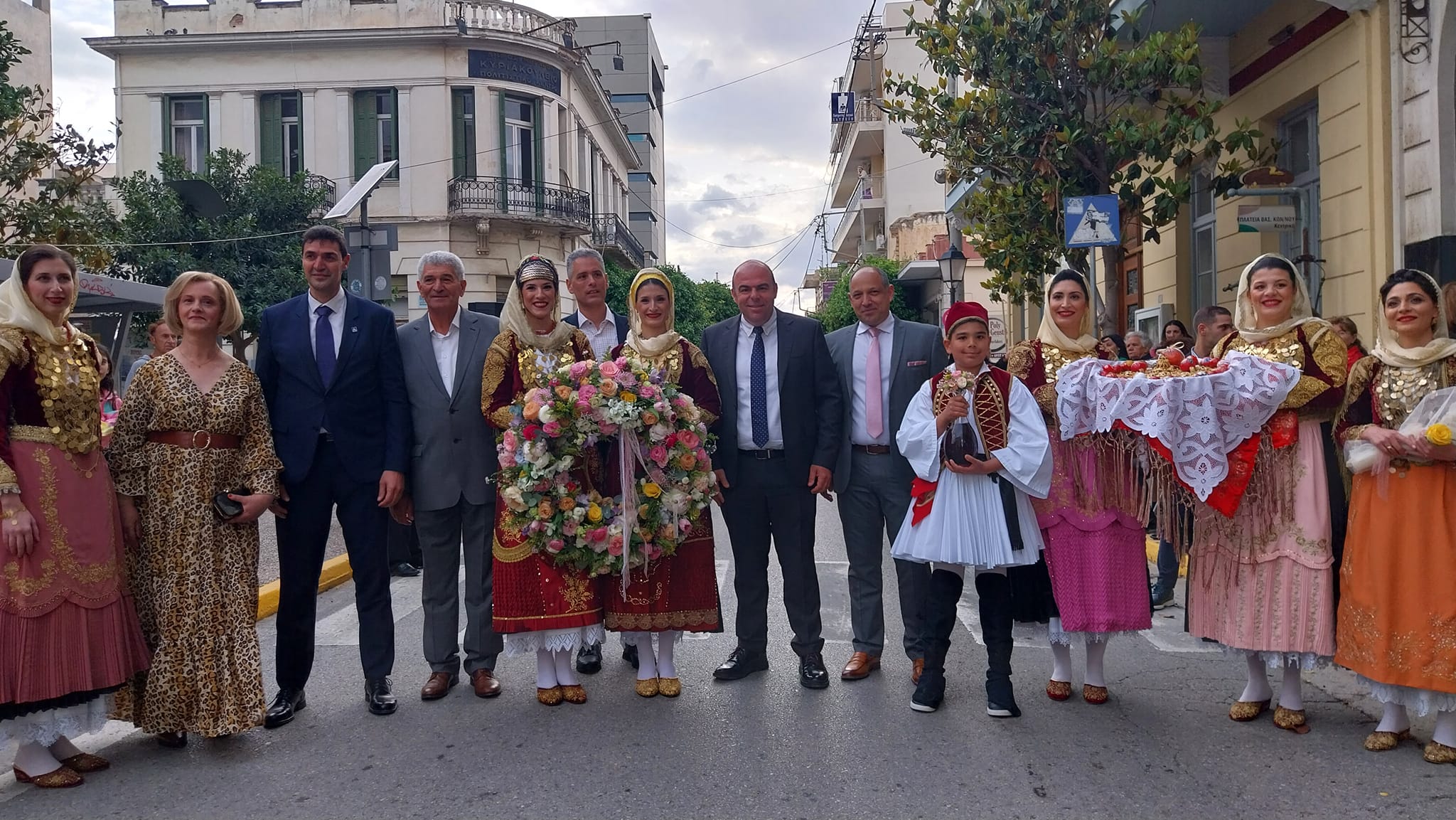 ΜΕΓΑΡΑ: Ένα ξεχωριστό έθιμο του Μάη που κλέβει κάθε χρόνο την παράσταση ...
