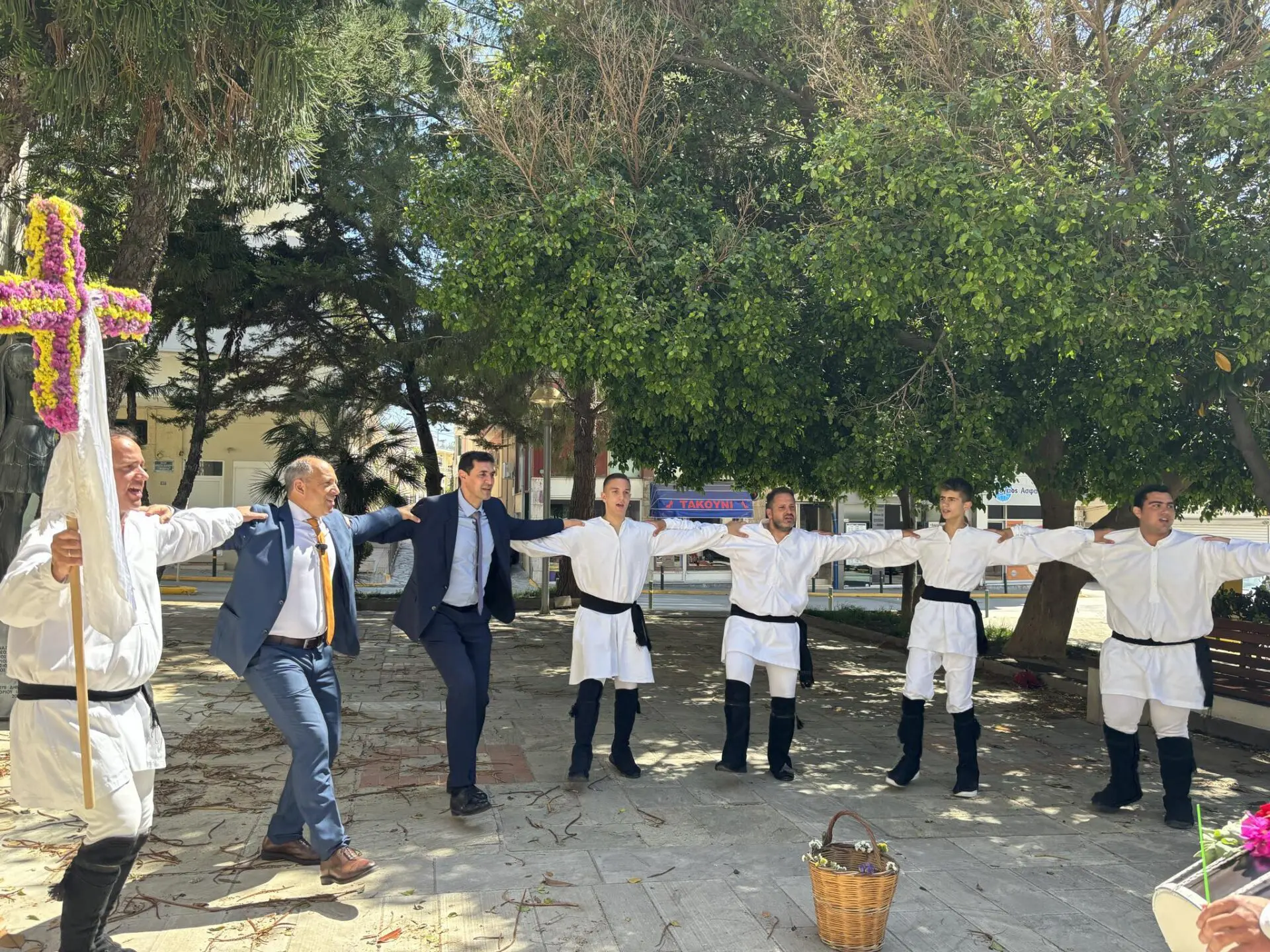 Δευτέρα του Πάσχα: Τα Μέγαρα γέμισαν από τα «Ρουσσάλια» (ΦΩΤΟ ...