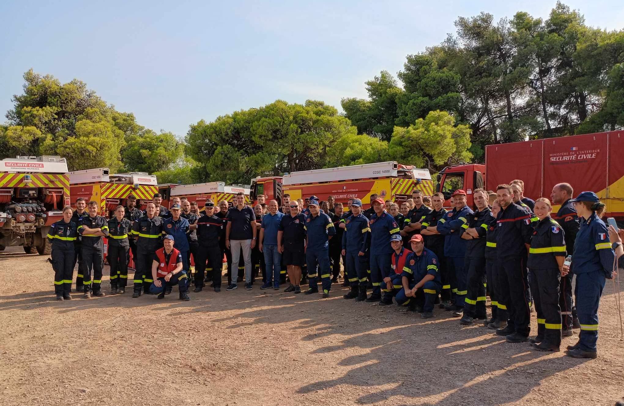 Κλιμάκιο πυροσβεστών από τη Γαλλία υποδέχθηκαν κατέφθασε στα Μέγαρα για ...