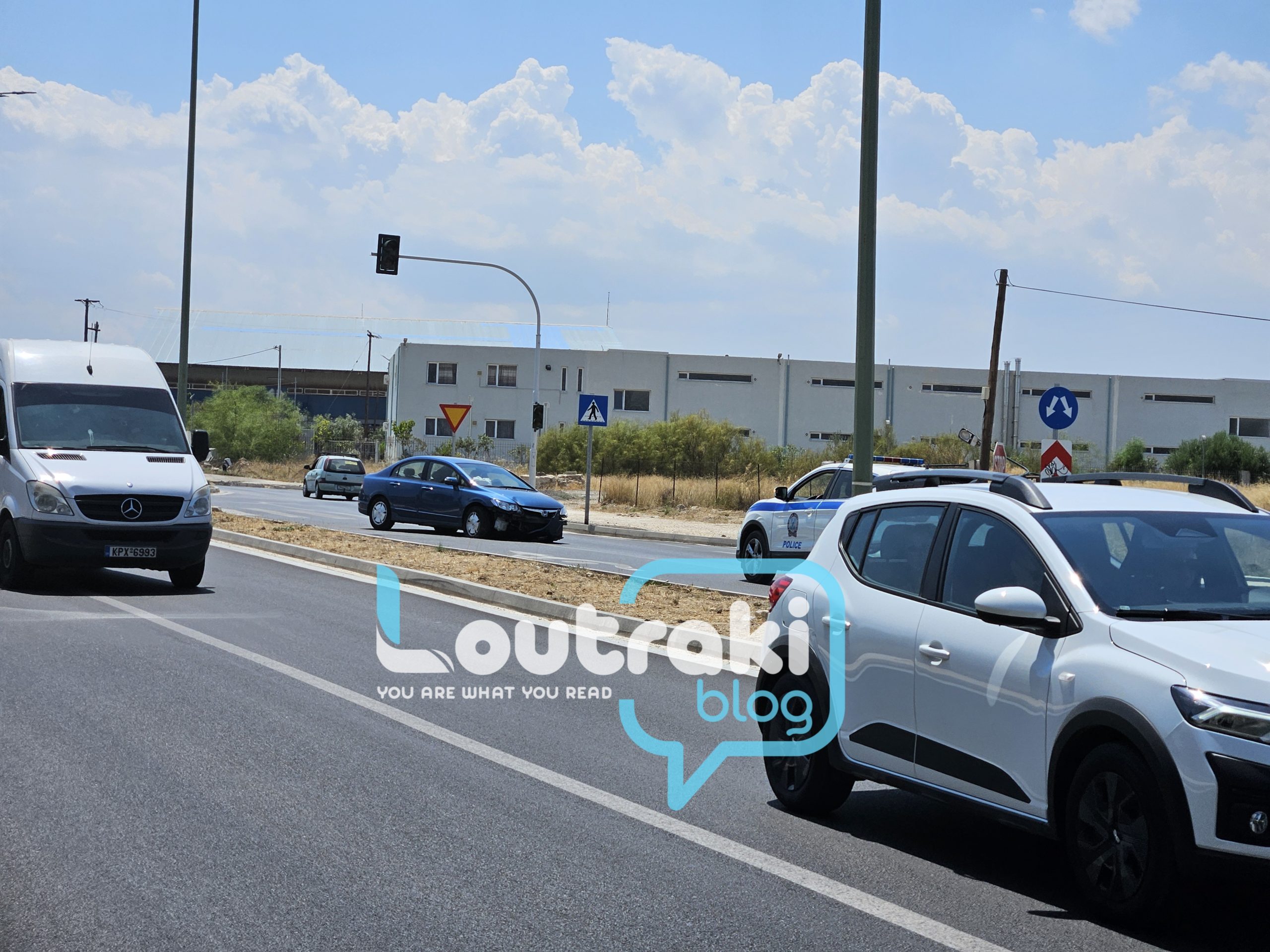 ΛΟΥΤΡΑΚΙ: Τροχαίο στον κόμβο. (ΦΩΤΟ) » loutrakiblog