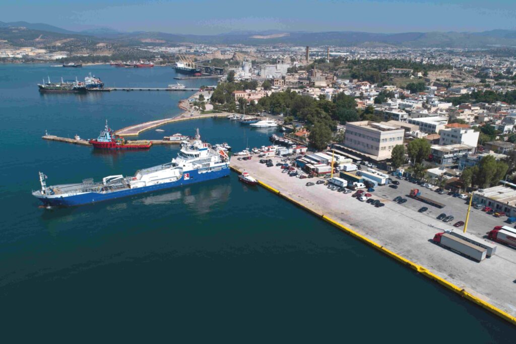 ΕΛΕΥΣΙΝΑ: Απομακρύνονται δύο επιβλαβή πλοία από το λιμάνι τις επόμενες ...