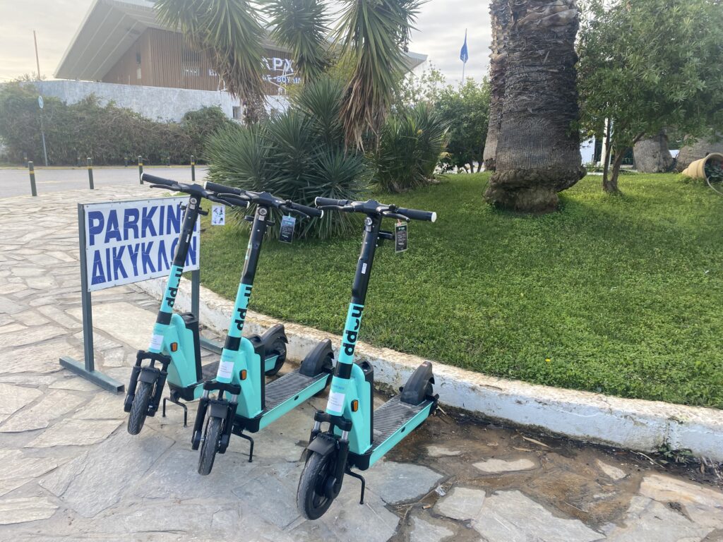 Ηλεκτρικά πατίνια: Τι αλλάζει με τον νέο Κώδικα Οδικής Κυκλοφορίας ...