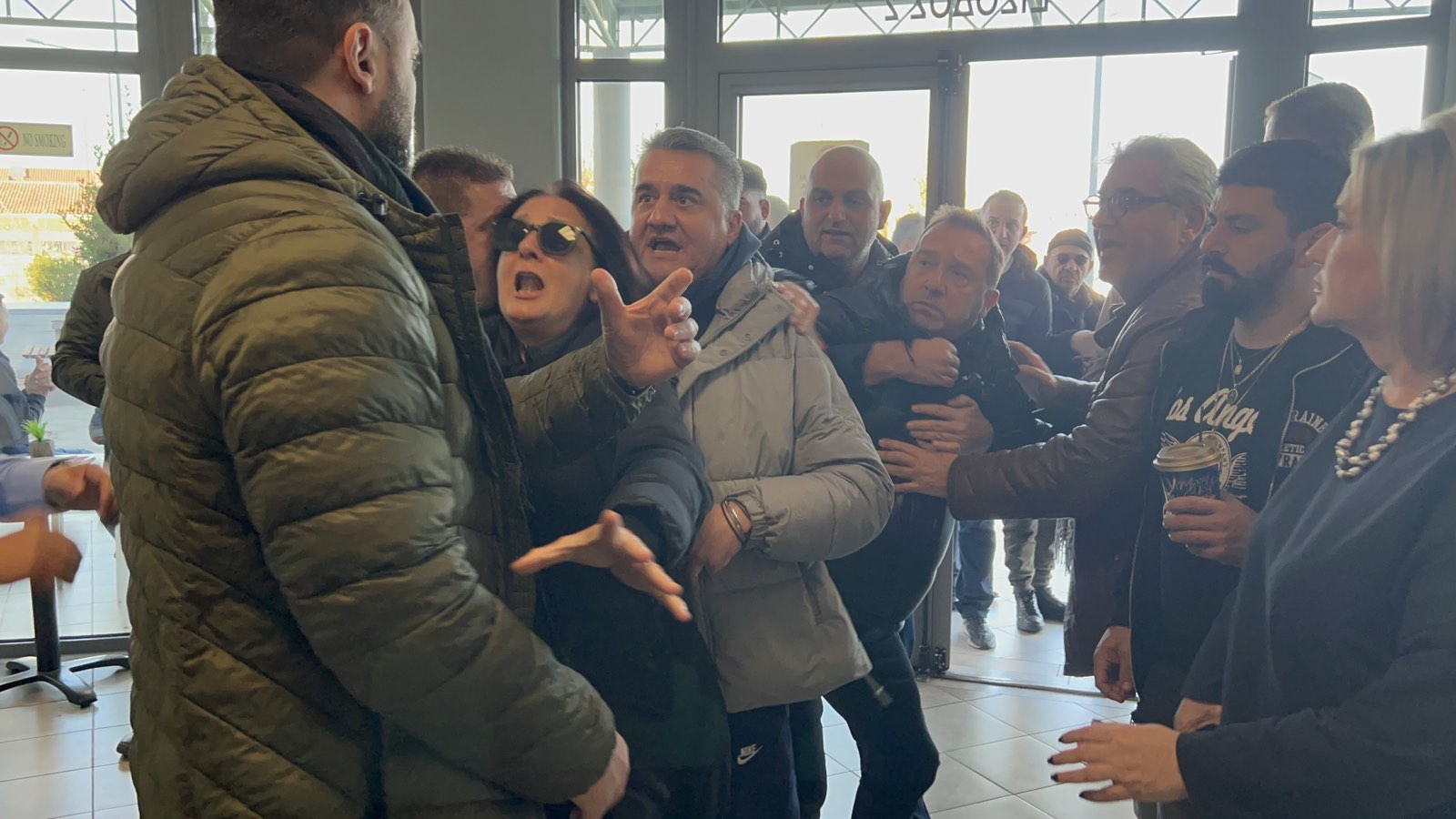 ΛΑΡΙΣΑ: Έπεσε ξύλο στον Αγοραστό από συγγενείς των θυμάτων του ...