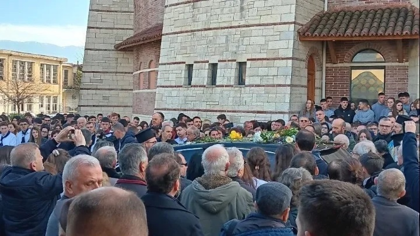 ΑΛΒΑΝΙΑ: Με άκρα συγκίνηση υποδέχθηκαν οι πιστοί το σκήνωμα ...