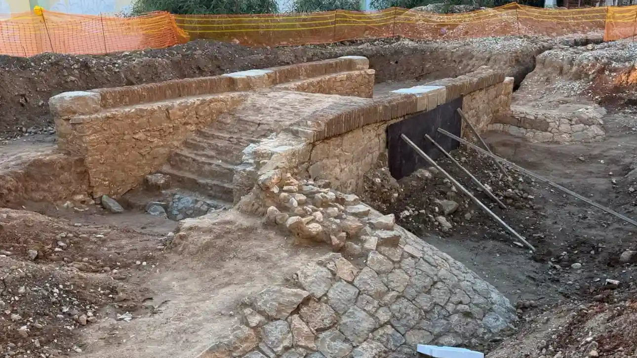 ΕΛΕΥΣΙΝΑ: Μια πανέμορφη αρχαία γέφυρα βγήκε μέσα από τα σκαμμένα για ...