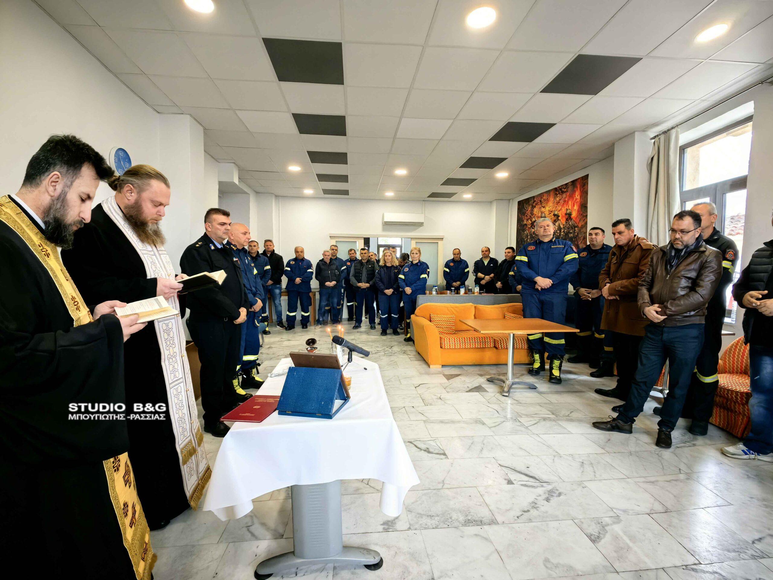 Η Πυροσβεστική Υπηρεσία Ναυπλίου έκοψε την Βασιλόπιτα της (ΦΩΤΟ ...