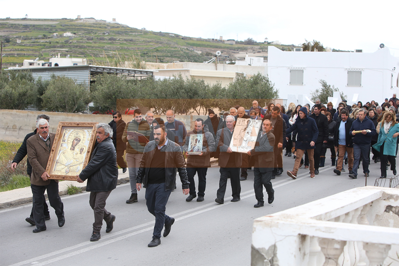 ΣΑΝΤΟΡΙΝΗ: Με σημαίες, λείψανα αγίων και εικόνες στους δρόμους κάτοικοι ...