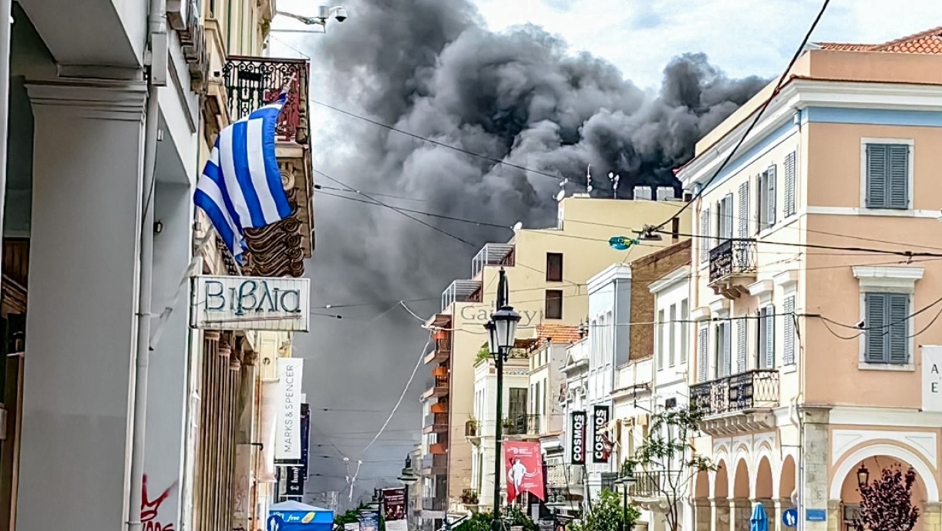Πάτρα: Φωτιά ξέσπασε σε κατάστημα στο κέντρο της πόλης - Εκκενώθηκε ...